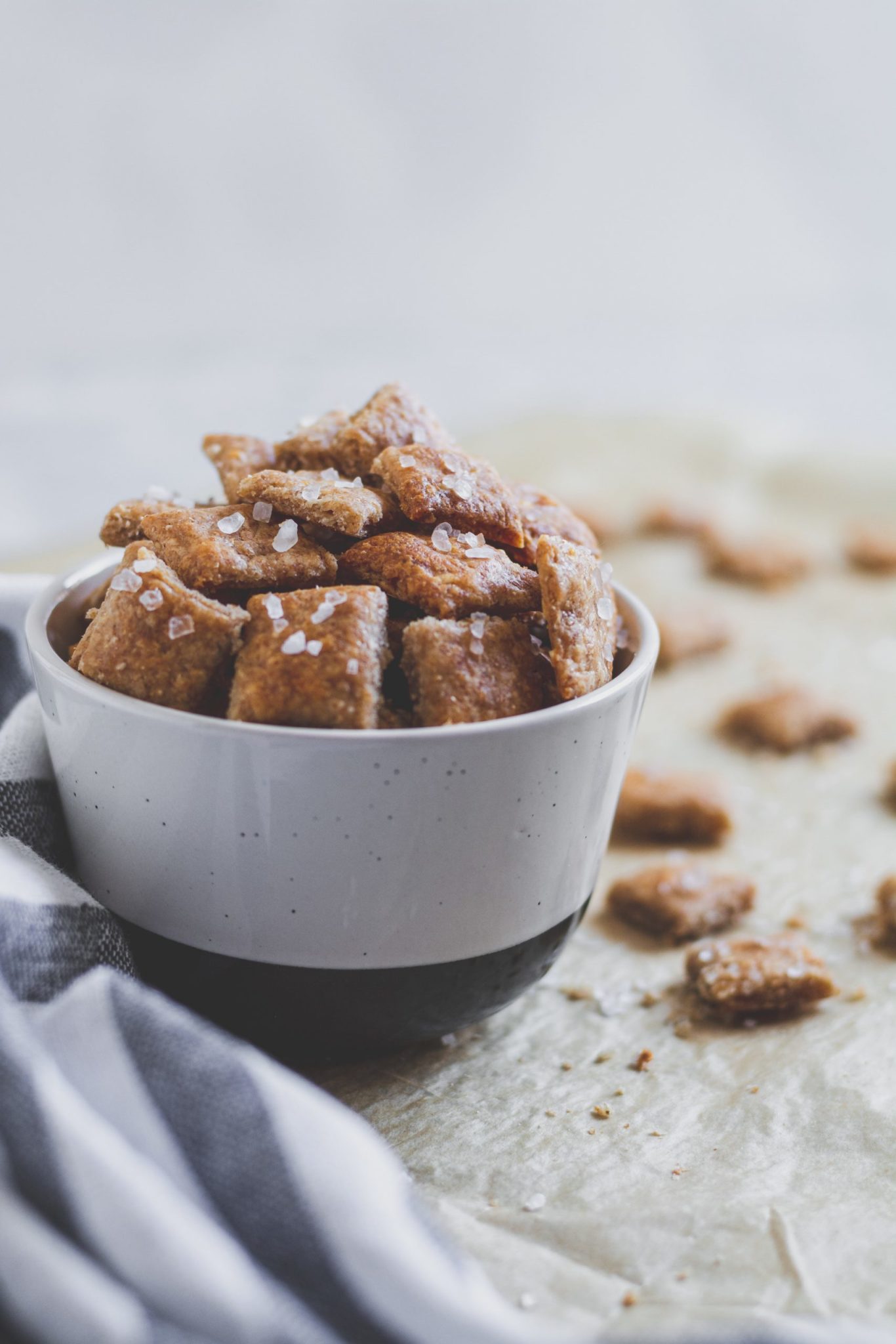 teljes kiőrlésű parmezános kréker 30 perc alatt - sugarfree dots